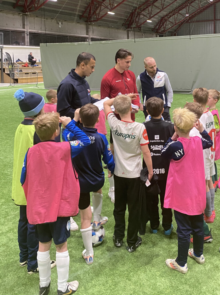 En energisk feriefotballdag i Østfoldhallen - Fyrlykta